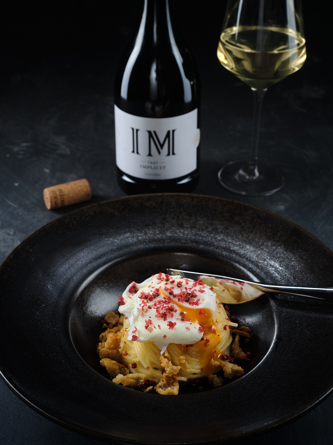 Spaghette alla carbonara cu piele crocantă de pui Fragedo, ou poșat ...